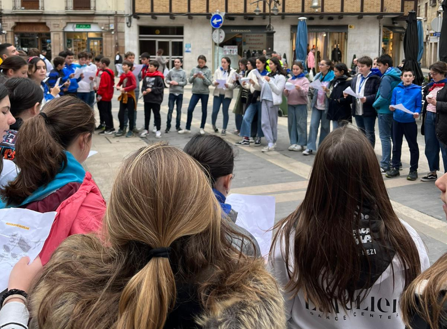 Al hilo de las koplas y bailes, disfrutando Eguen Zuri - Kurutziaga ...